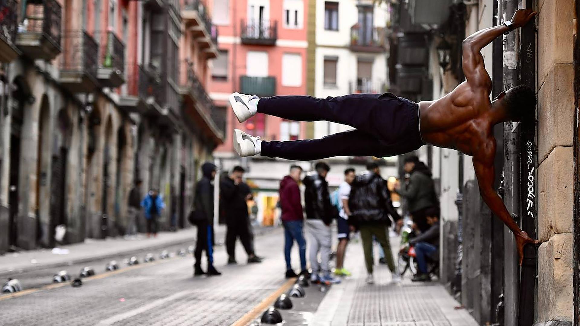¿Qué hace ese hombre colgado de una pared en Bilbao? | El Correo