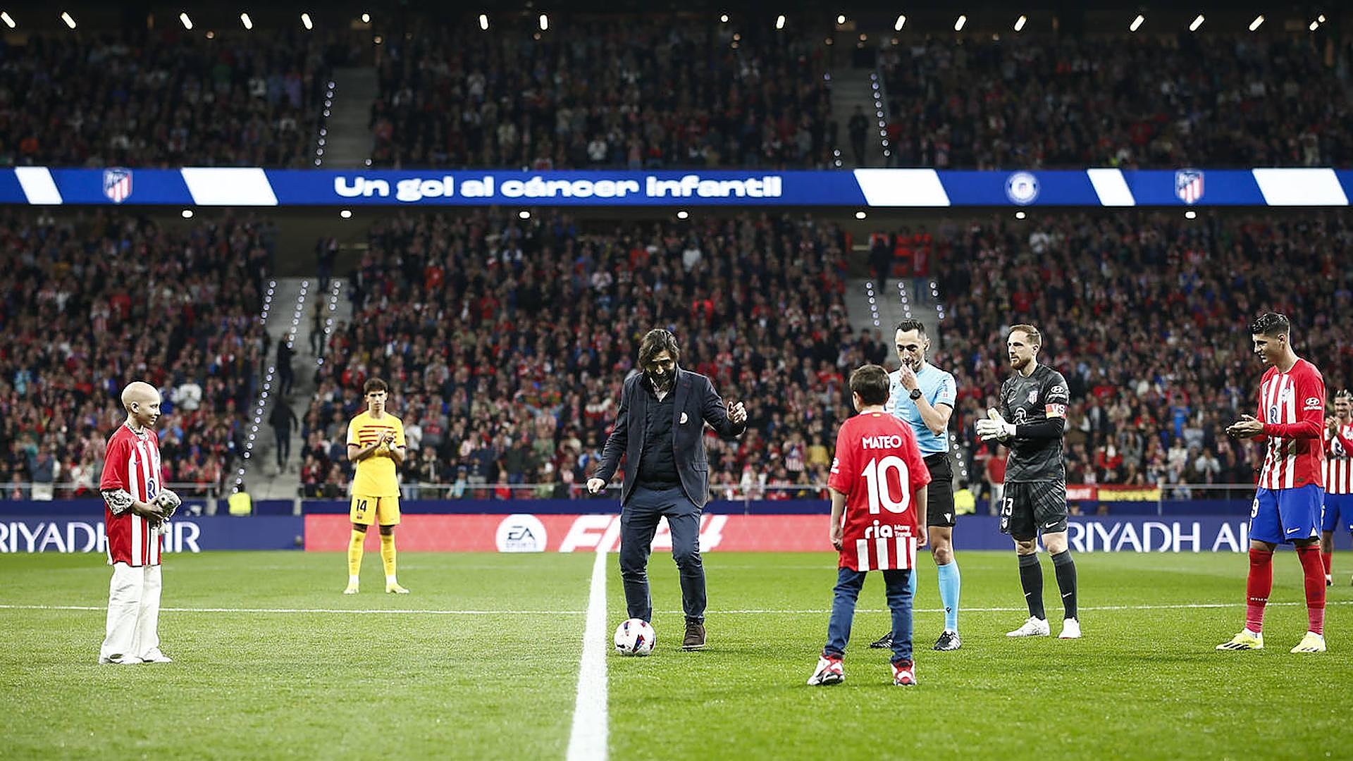 María, la niña con cáncer que une al fútbol español | El Correo
