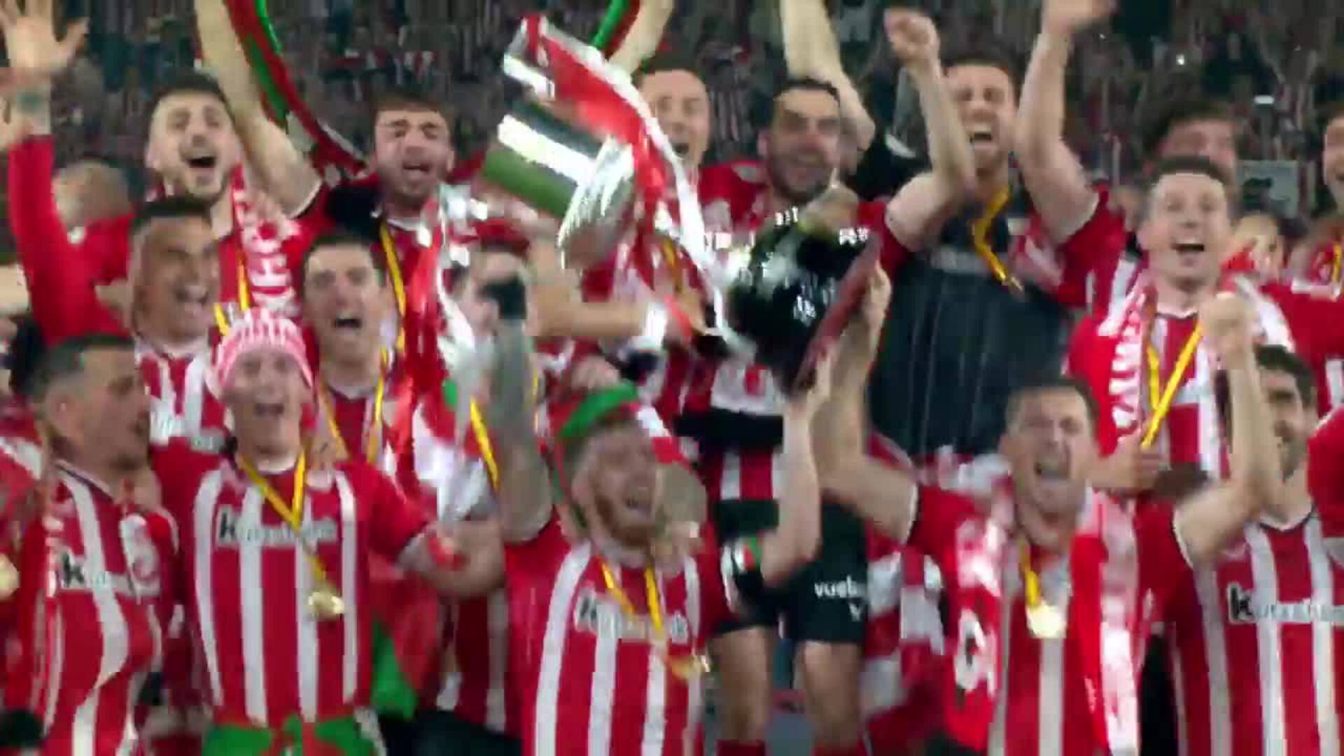 El Athletic levanta la Copa y celebra su triunfo | El Correo
