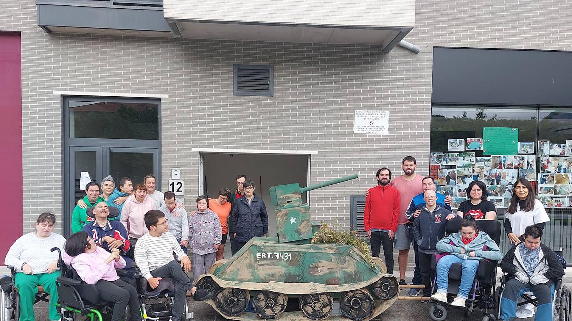 Los usuarios de un centro de día en Durango crean un tanque como ...