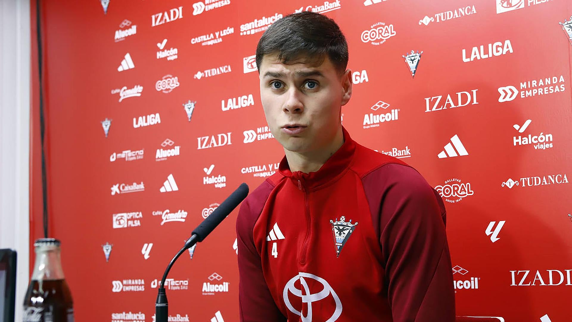 El central del Mirandés, Sergio Barcia, se aproxima al Legia de ...