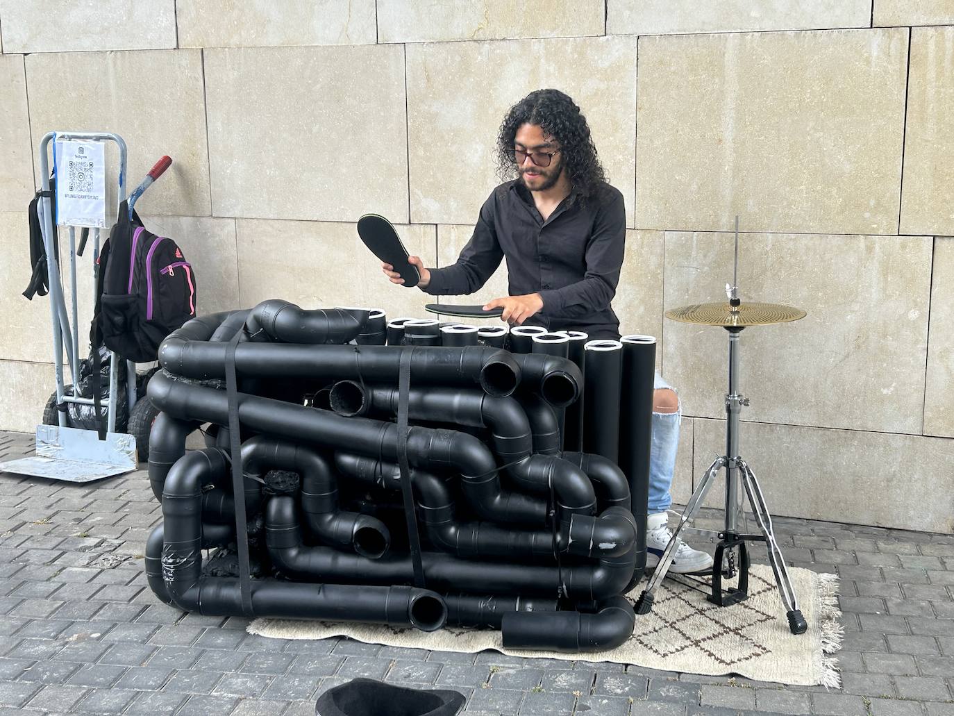 Daniel, el músico que cautiva a los bilbaínos tocando su instrumento de ...