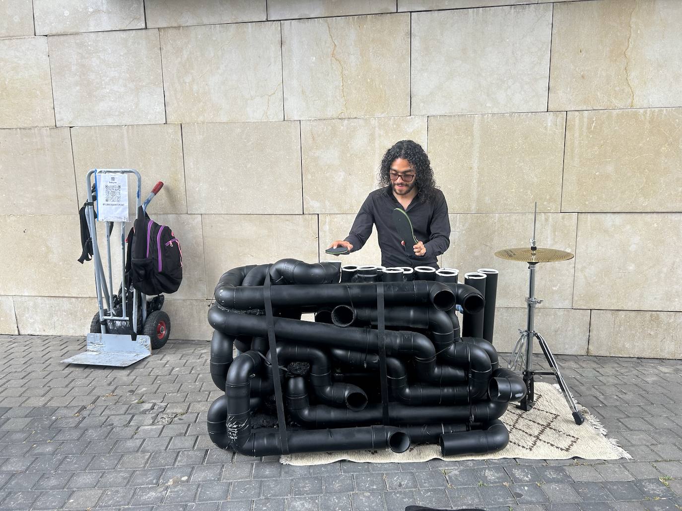 Daniel, el músico que cautiva a los bilbaínos tocando su instrumento de ...