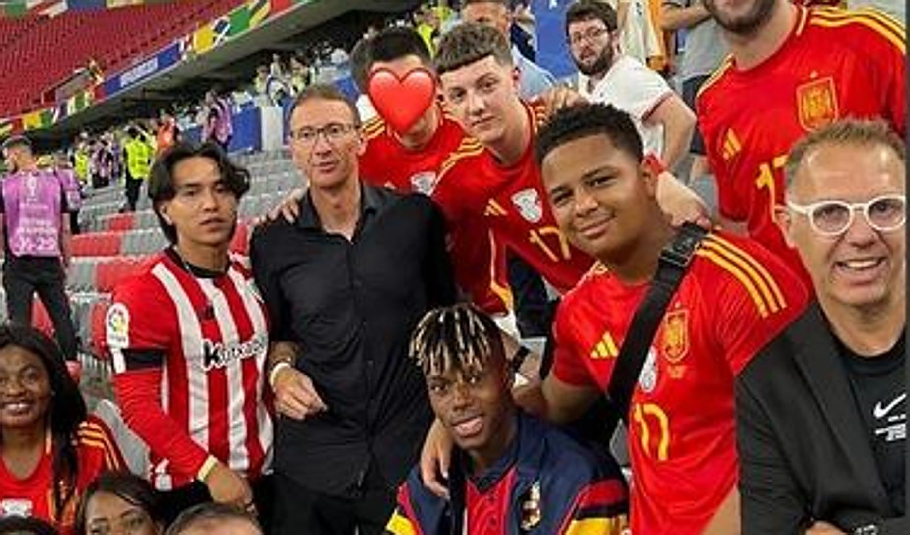Nico Williams cumple la tradición con otra foto de familia para ...