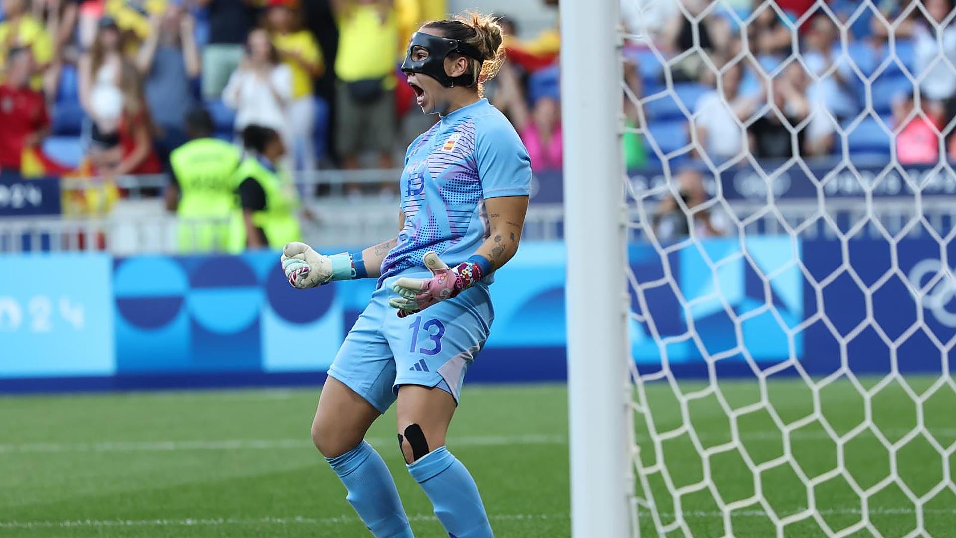 Cata Coll se pone la máscara de heroína en el pase a 'semis' de La Roja ...
