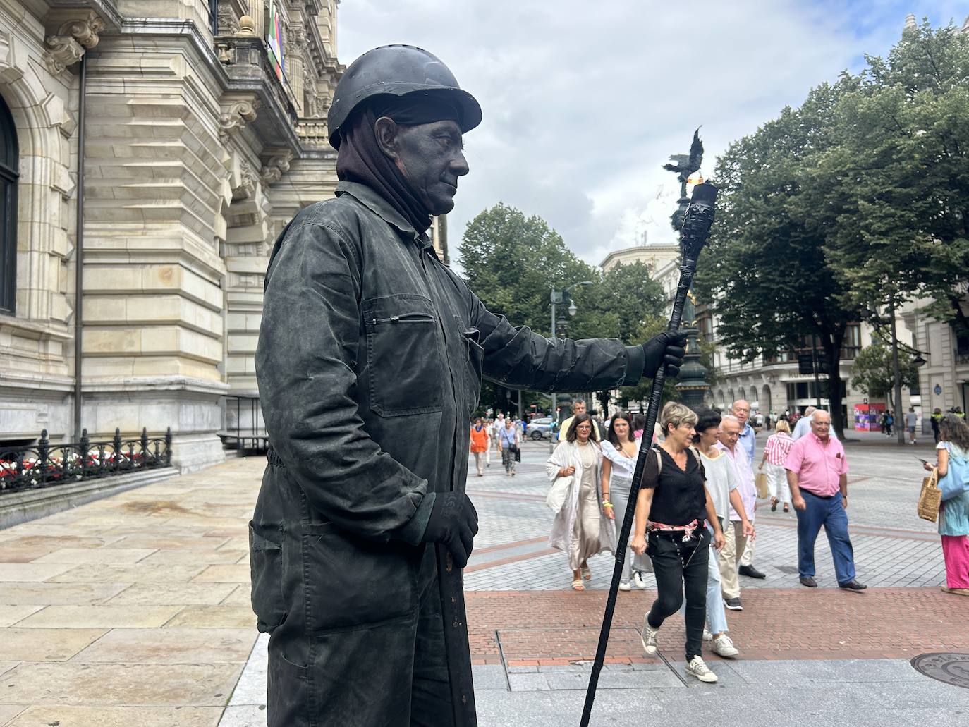 La estatua humana que viene a buscarse la vida a Bilbao en Aste Nagusia ...