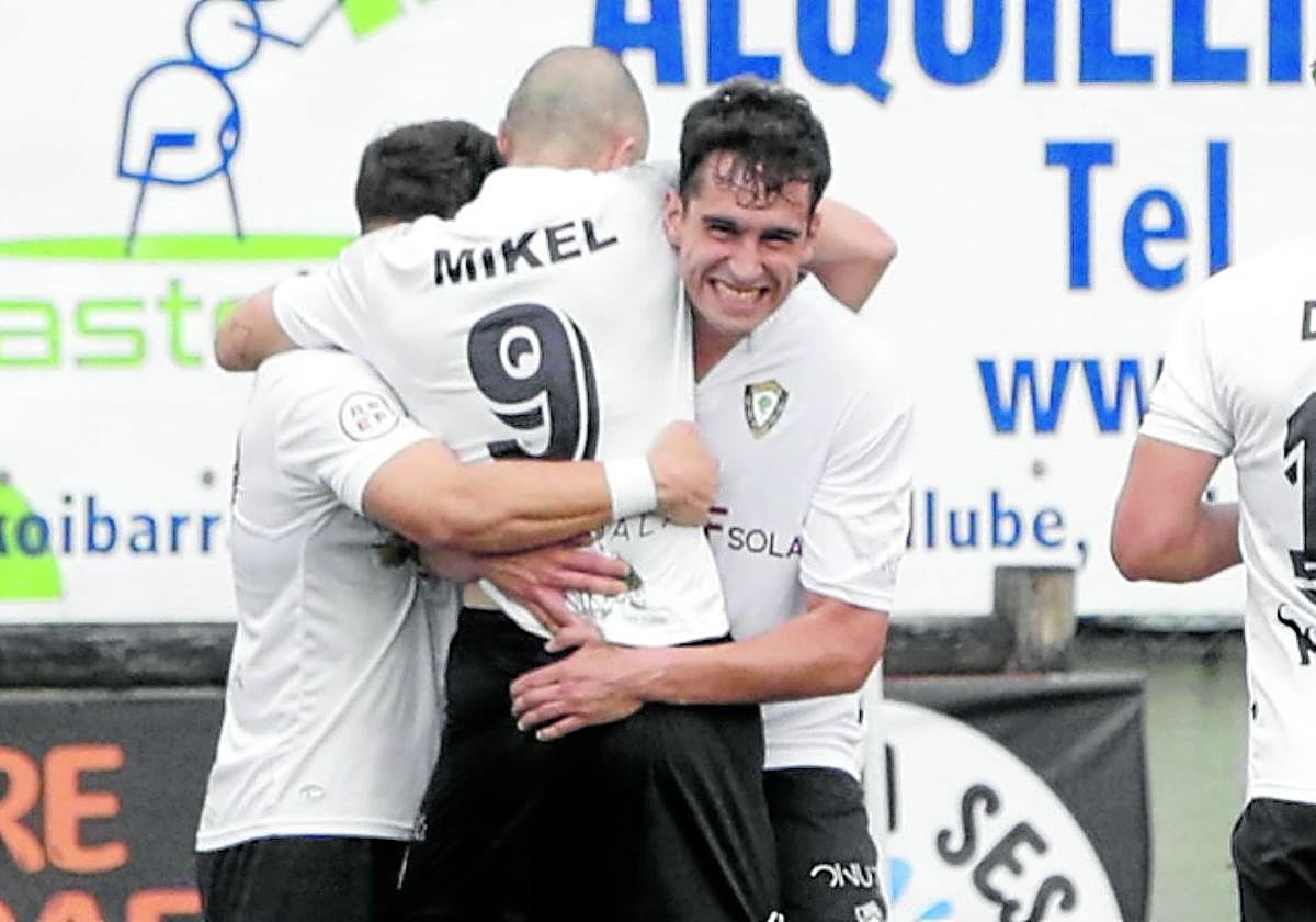 Cuatro goles de Baqué alumbran la primera victoria del Gernika | El Correo