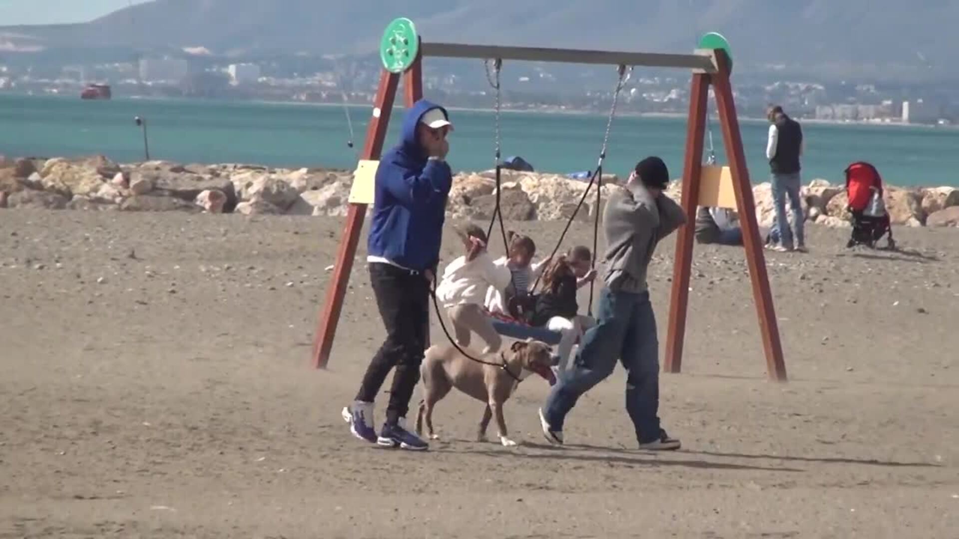 Alejandra Rubio y Carlo Constanzia, su romántico paseo por la playa en ...
