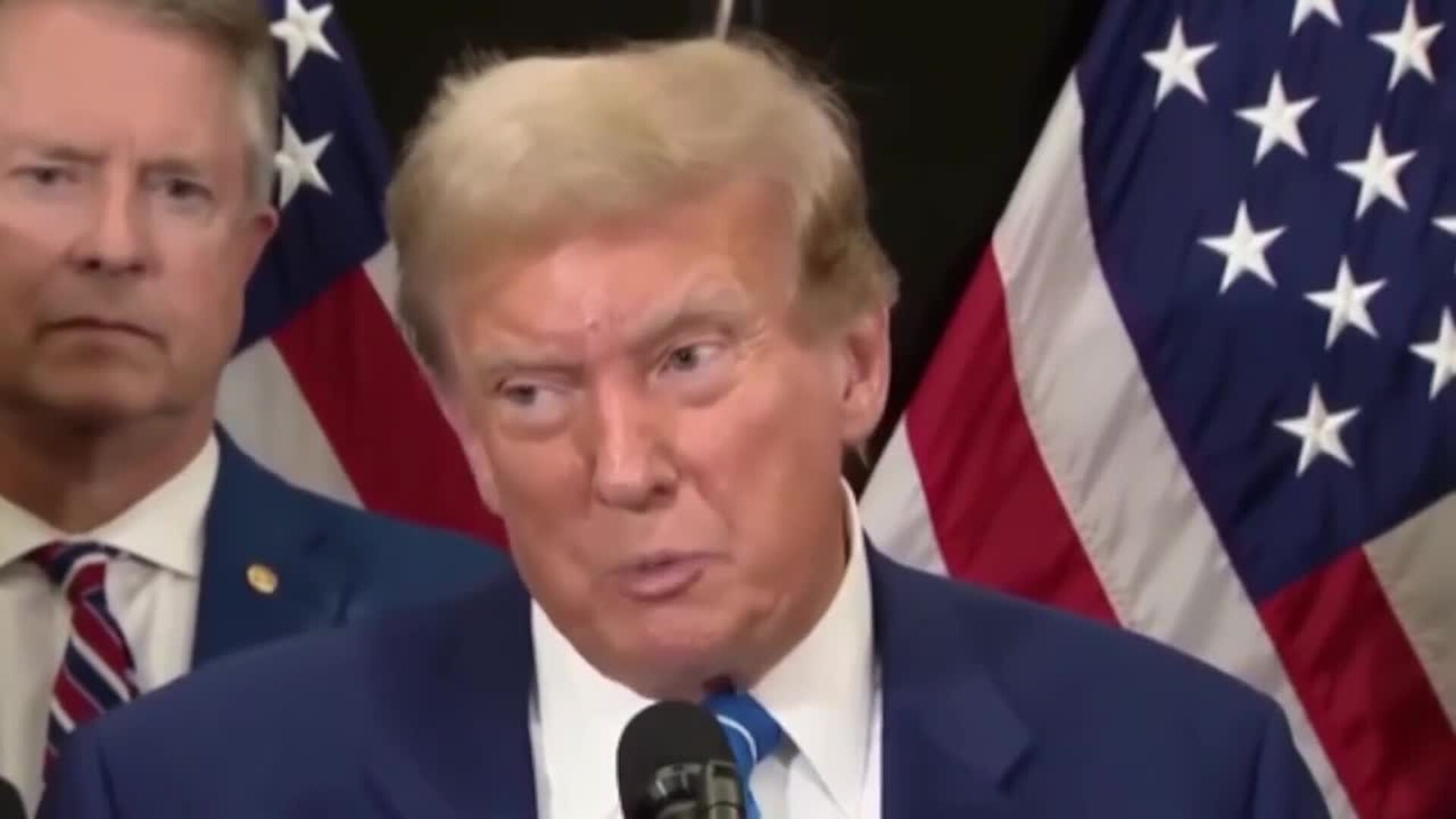 Trump anuncia un arancel del 25 por ciento a las importaciones de México y Canadá | El Correo