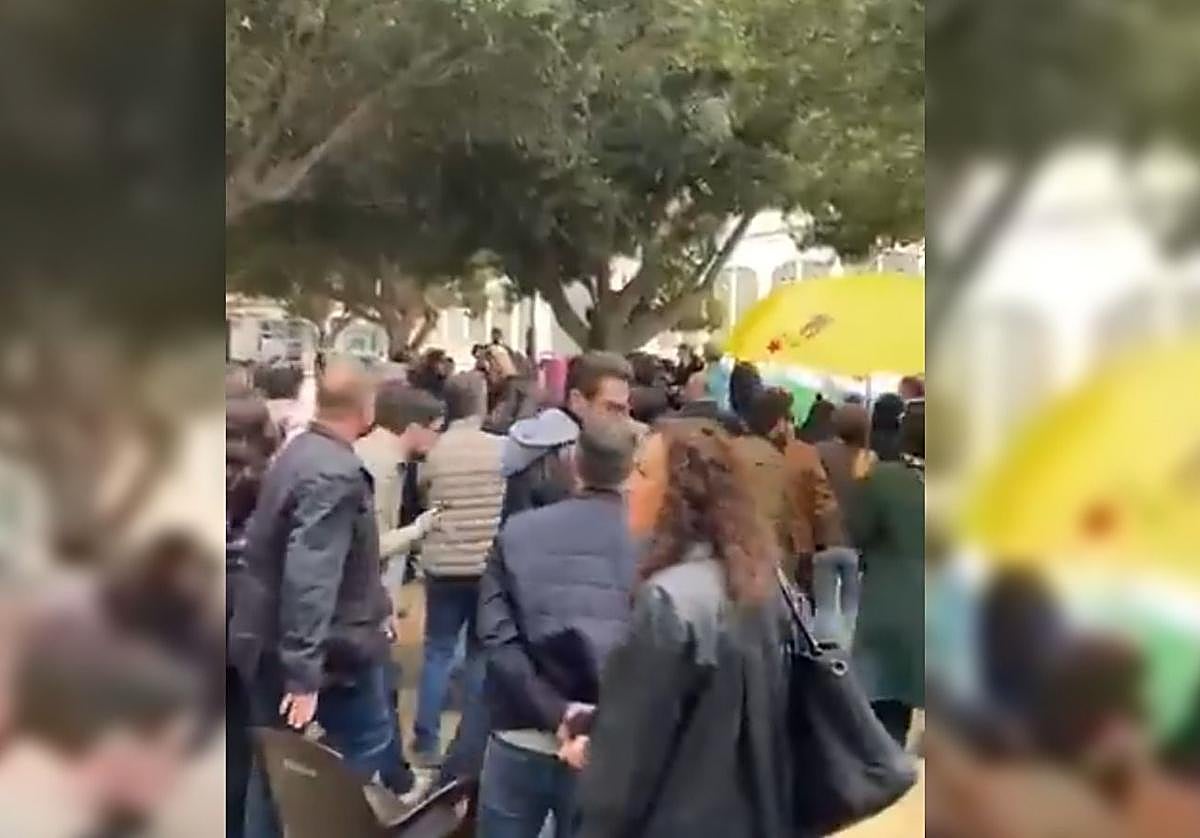 Incidentes entre militantes del PP y manifestantes durante un escrache ...