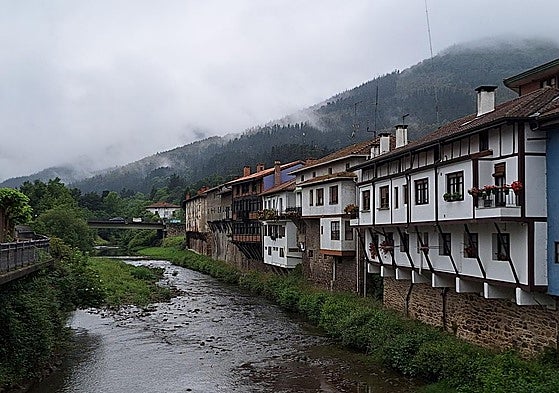 La curiosa historia detrás de las casas colgadas de Orozko | El Correo