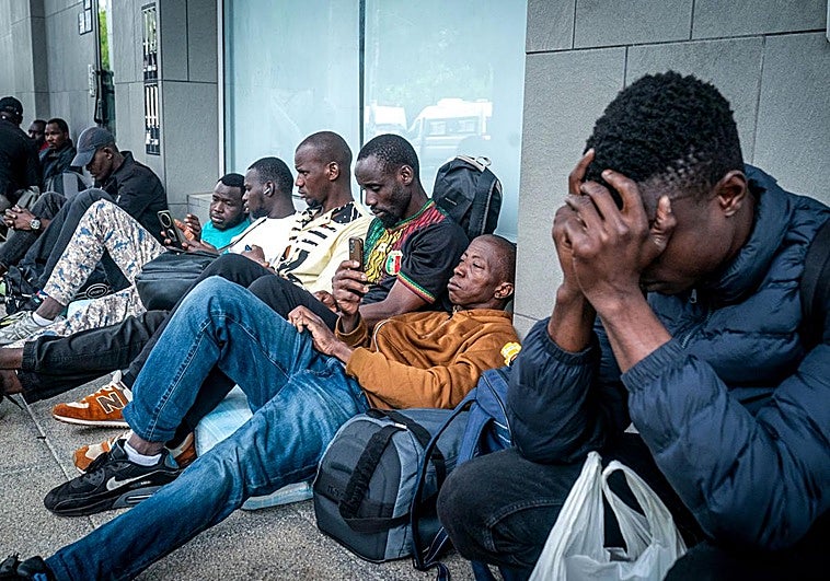 Medio centenar de refugiados malienses se hacina en Vitoria en ...