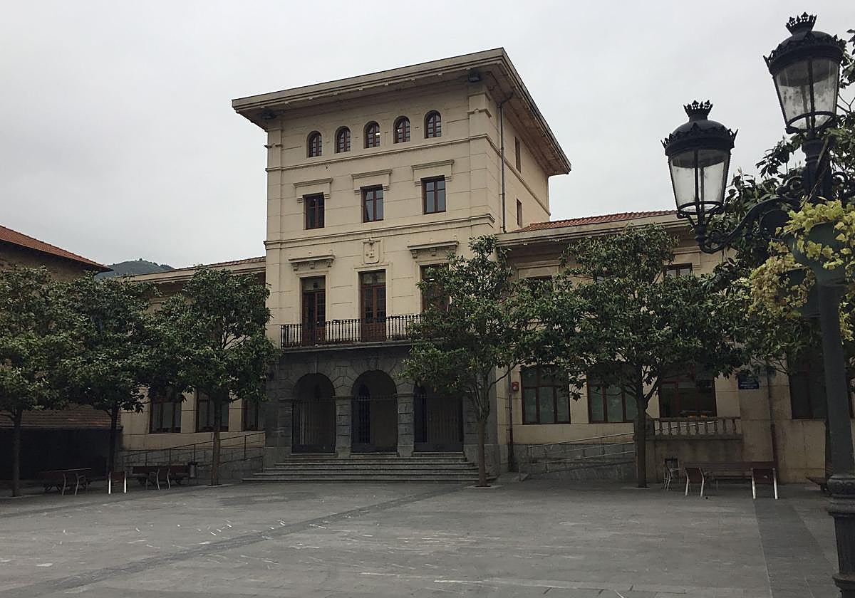 El Ayuntamiento de Ugao rechaza por unanimidad el «nuevo ataque» a la edil del PNV | El Correo