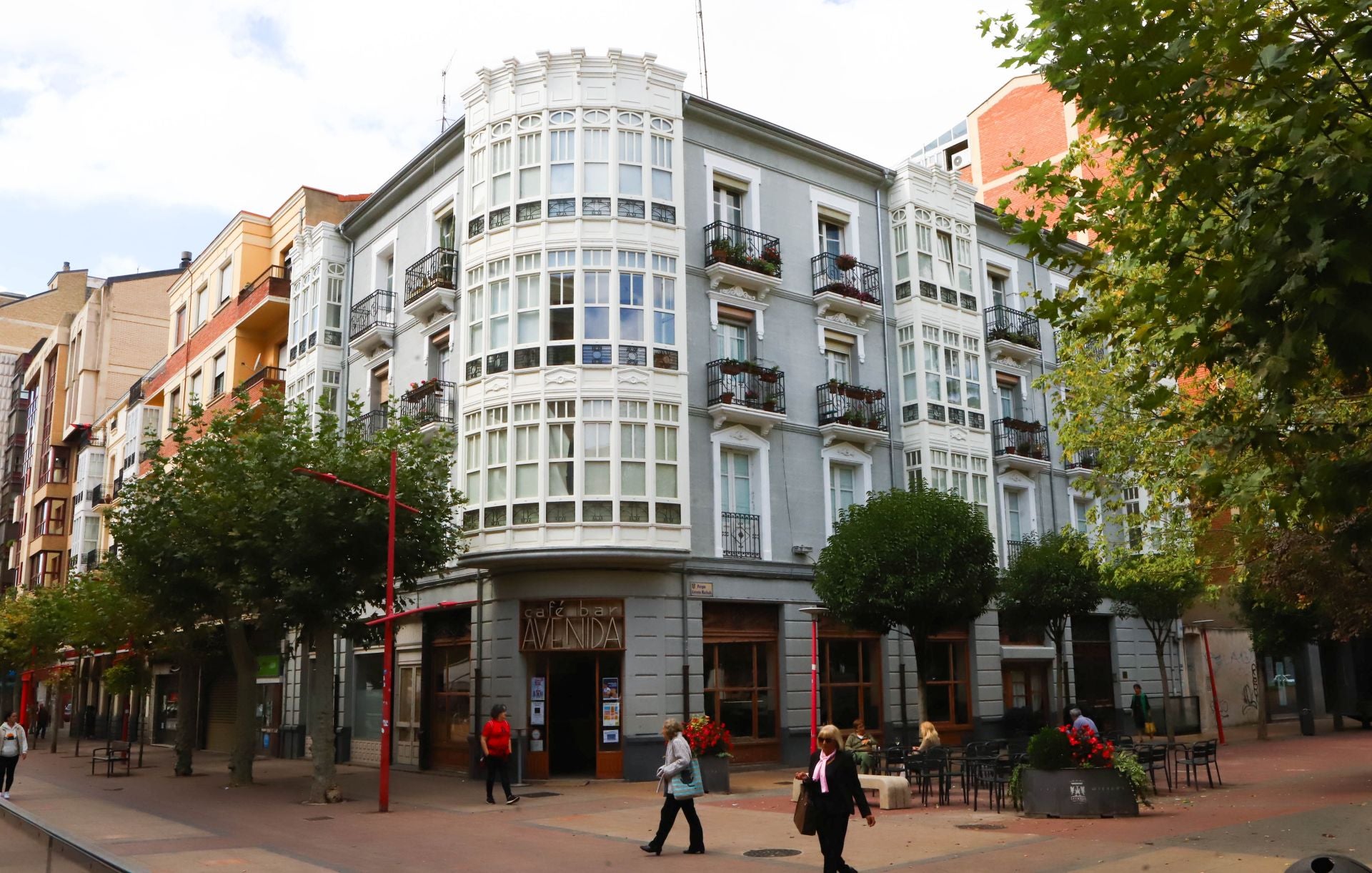 Gonzalo Antón entra en el sector inmobiliario de Miranda con la compra del edificio del Bar ...