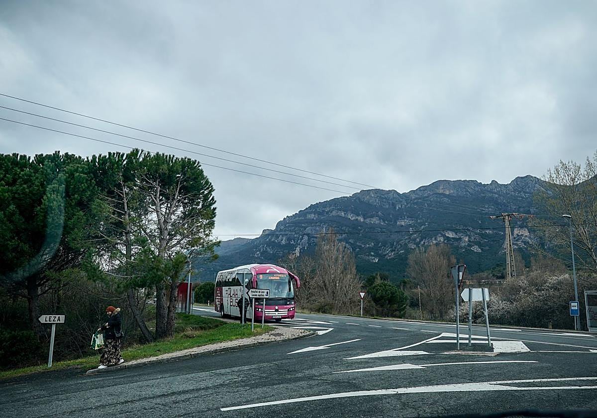 La Diputación reorganiza el tráfico para evitar riesgos en la parada del autobús del Hospital de ...
