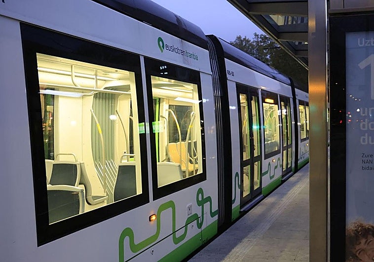 Varios encapuchados arrojan pintura contra un convoy del tranvía de ...