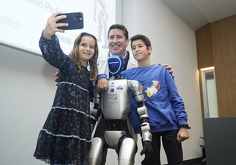 Así es SAAKI, el robot pionero que acompañará a los niños en ...