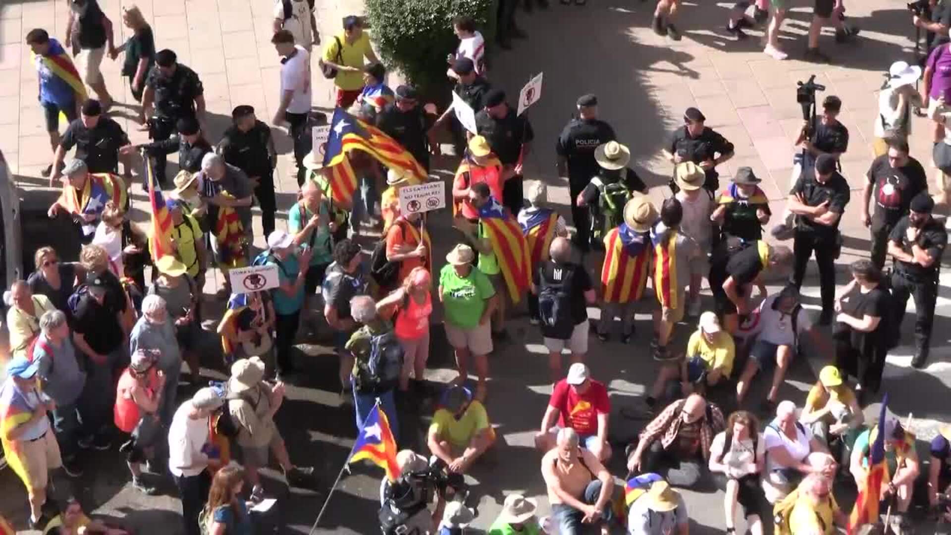 200 activistas despliegan una bandera independentista por la visita de ...