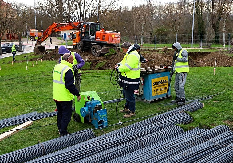 El aliviadero junto al puente de Hierro, primera actuación del proyecto ...