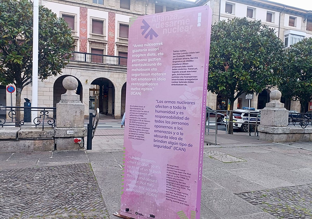 Gernika refuerza su mensaje contra la guerra con símbolos y pancartas ...