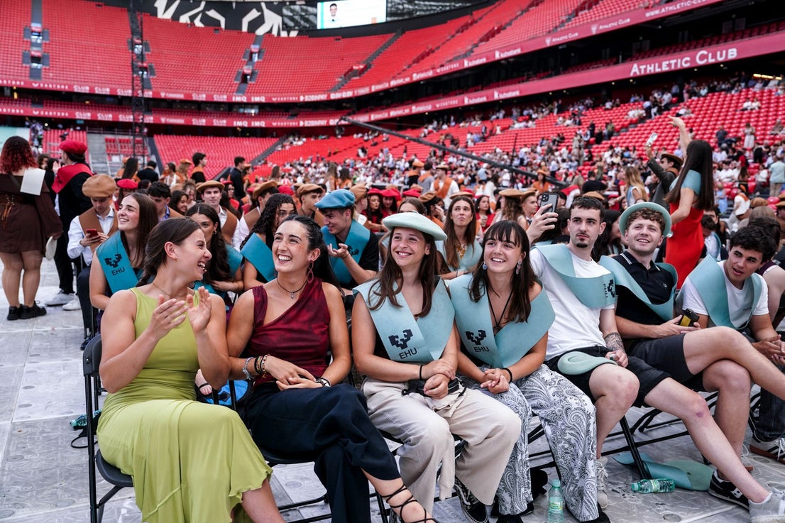 Las mejores imágenes de la fiesta de la EHU en San Mamés | El Correo