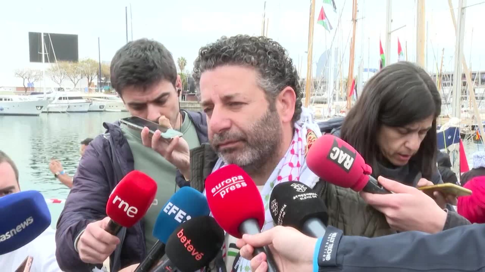 El activista detenido por Israel en la flotilla a Gaza vuela hacia ...