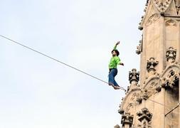 Un funambulista cruza la catedral de Viena a 60 metros de altura | El ...
