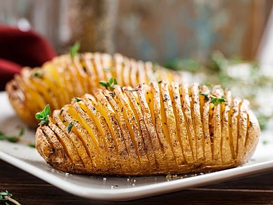 Patatas Hasselback con mantequilla de ajo y hierbas | El Diario Montañés