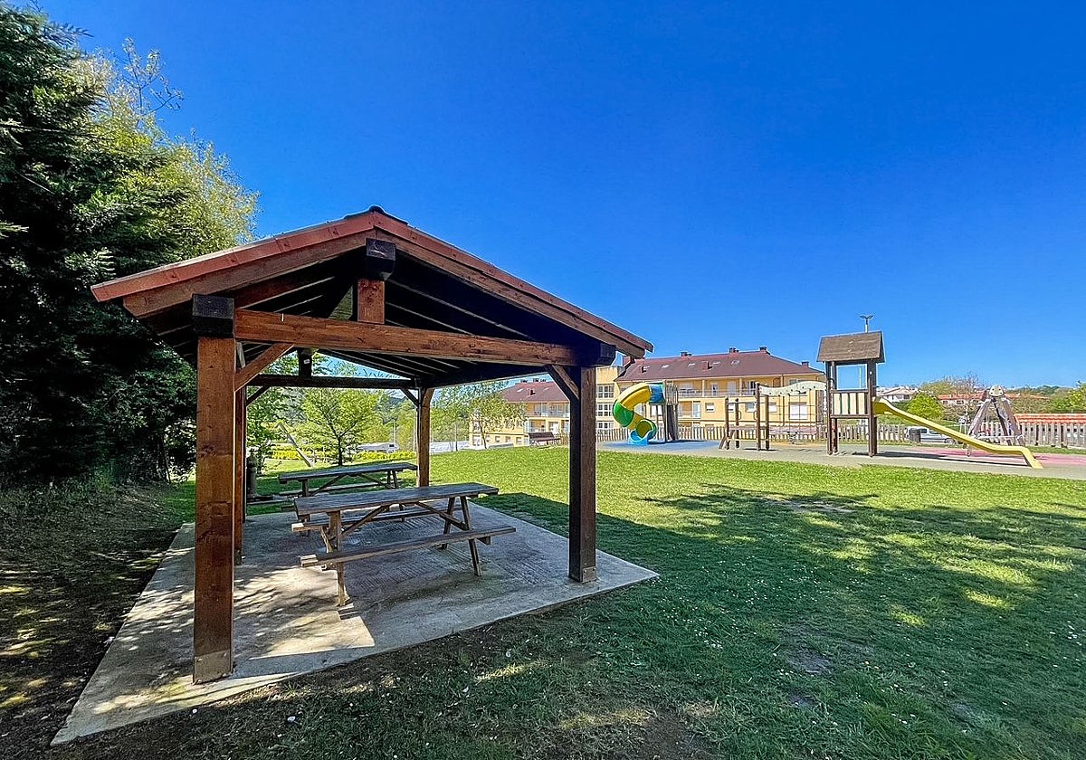 Comillas renueva los parques infantiles de Estrada y Sobrellano con una ...