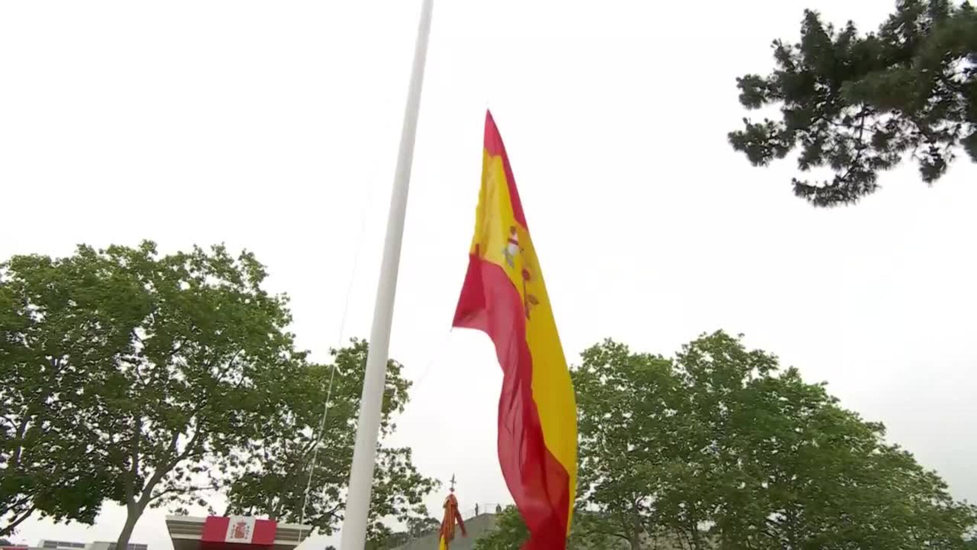 La bandera de España cae al suelo durante el izado en el Día de las ...