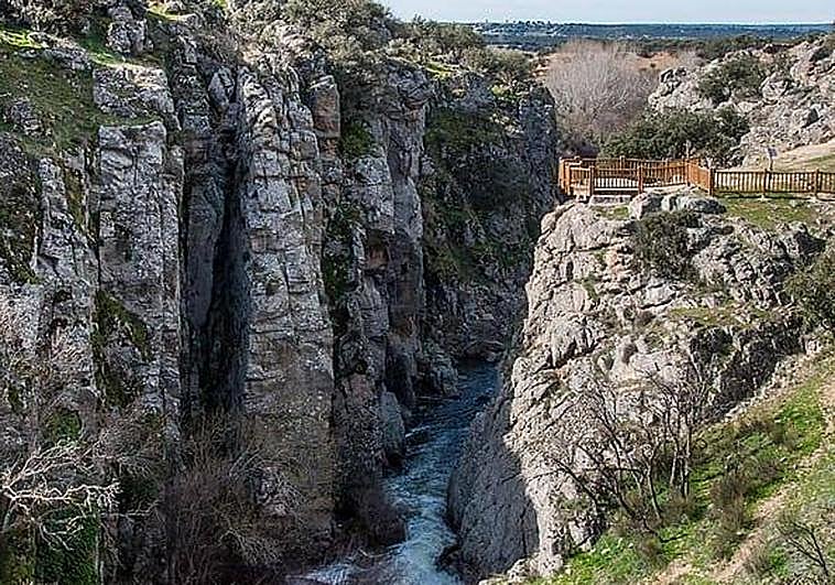 Rescatan a un senderista atrapado en la risca de Valdeprados | El Norte ...