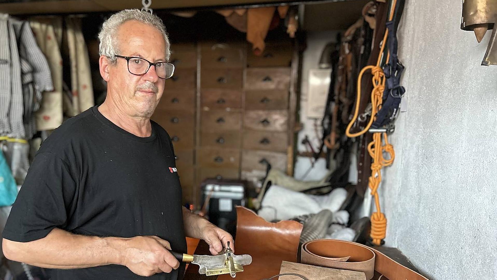 El guarnicionero que lleva a sus espaldas más de 1.000 monturas | El ...