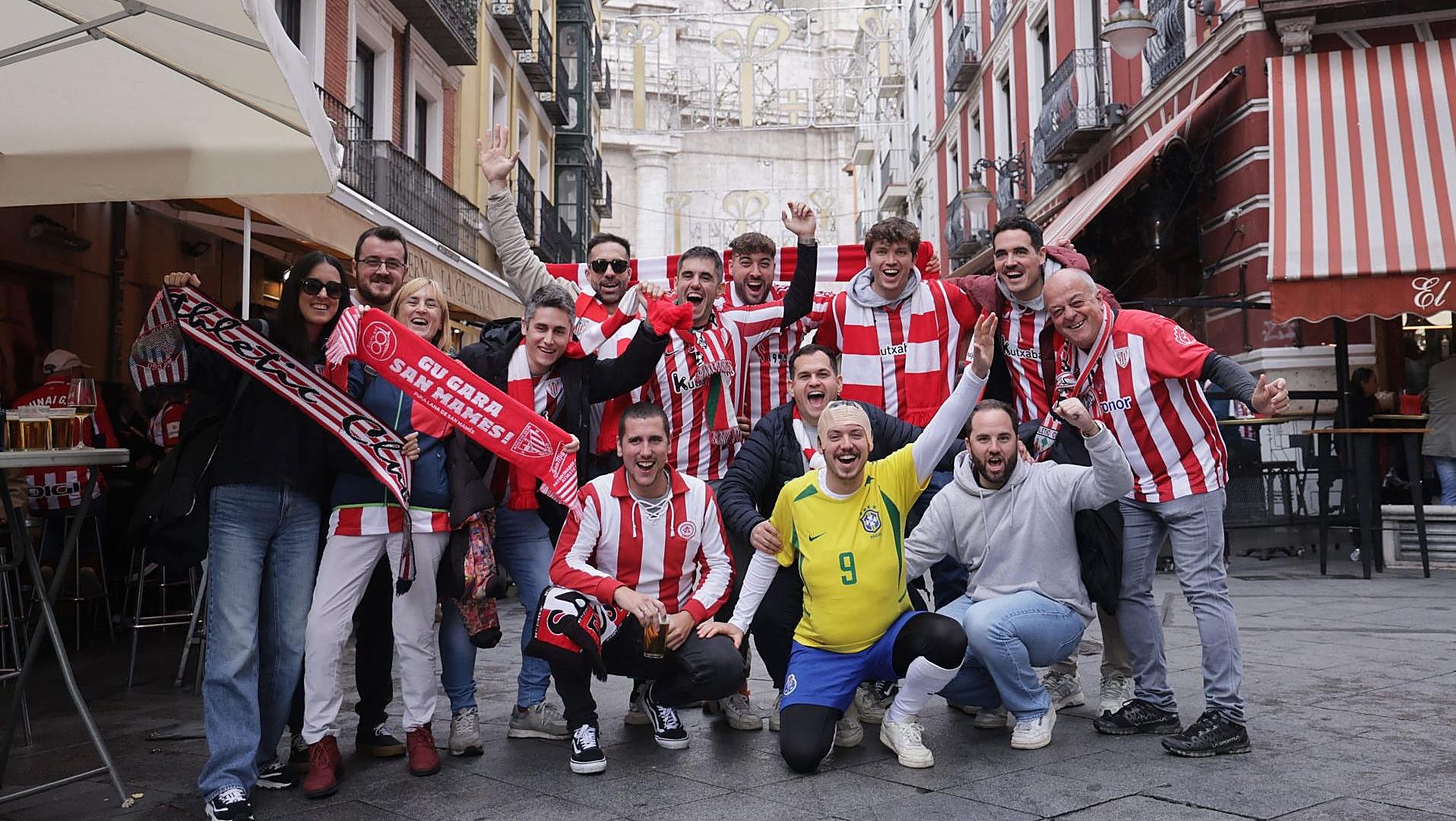Un animado poteo bilbaíno en el corazón de Pucela con su sirimiri ...