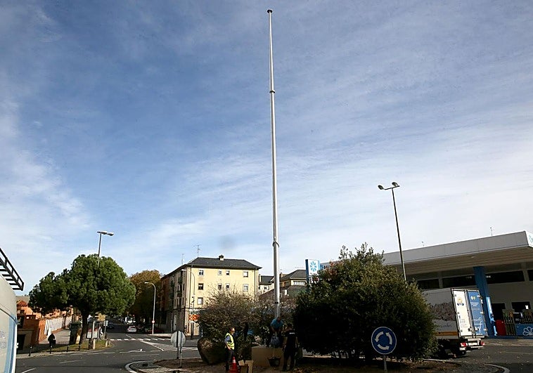 El mástil de la bandera de España gigante ya preside la glorieta de la ...