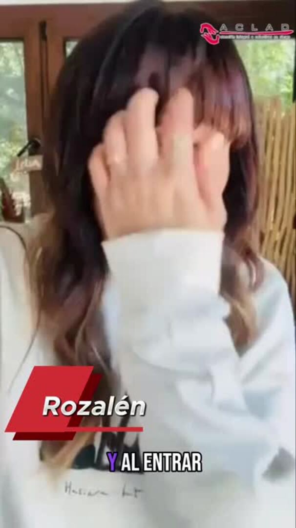 La puerta violeta entreabierta de Rozalén símbolo de Aclad en contra de la violencia de género ...