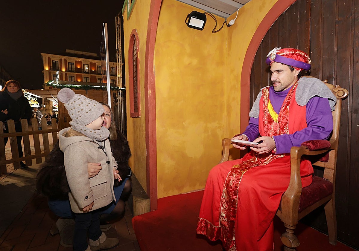 El Cartero Real sigue recogiendo los deseos en la plaza Mayor | El ...