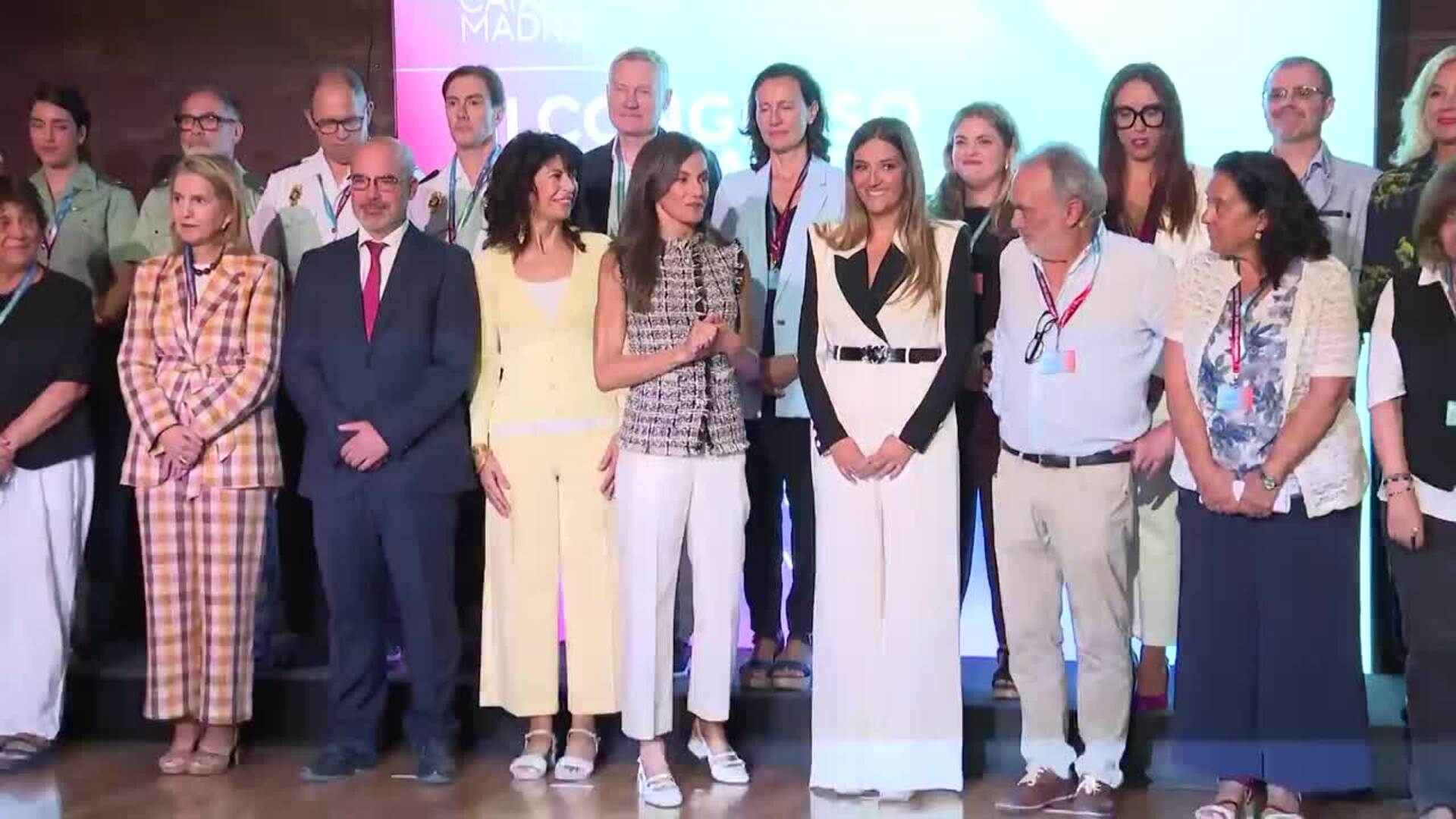 La Reina Letizia, muy chic con un look de inspiración francesa con chaleco de tweed | El Norte ...