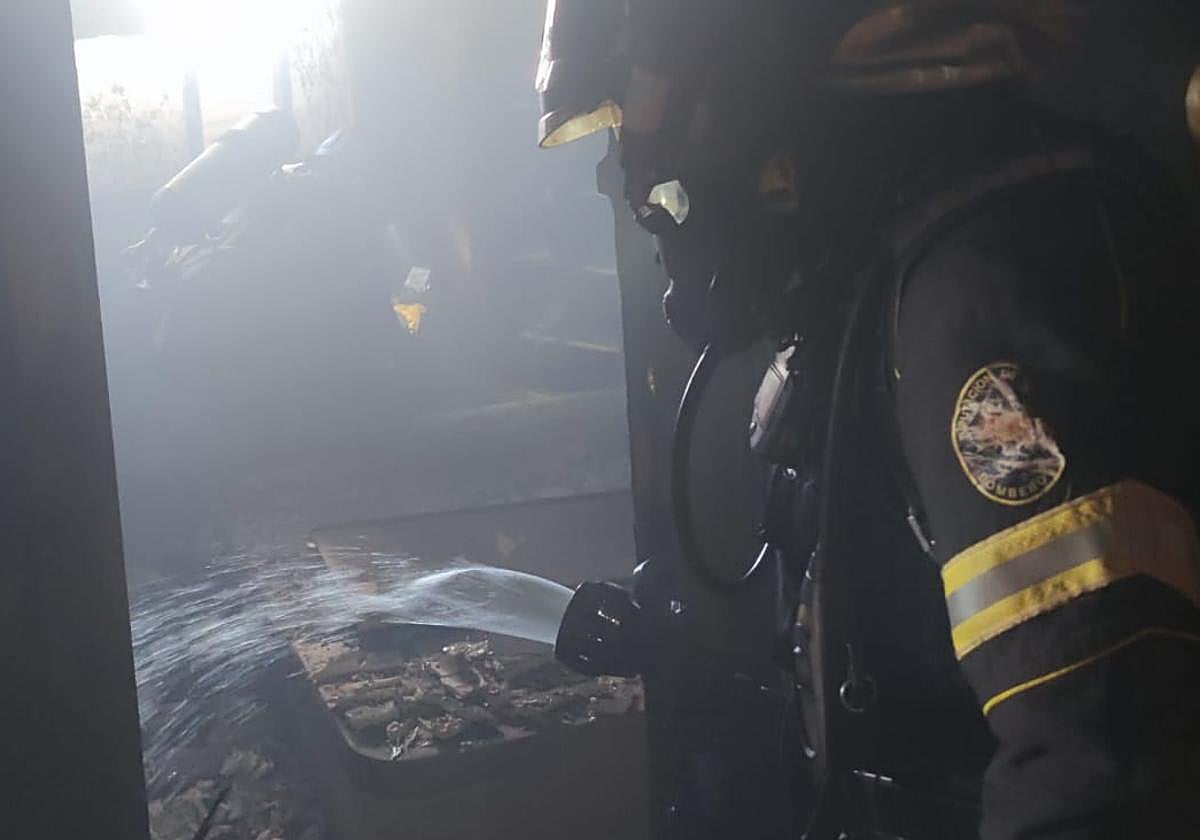 Un incendio por un calefactor obliga a desalojar a veinte vecinos de un ...