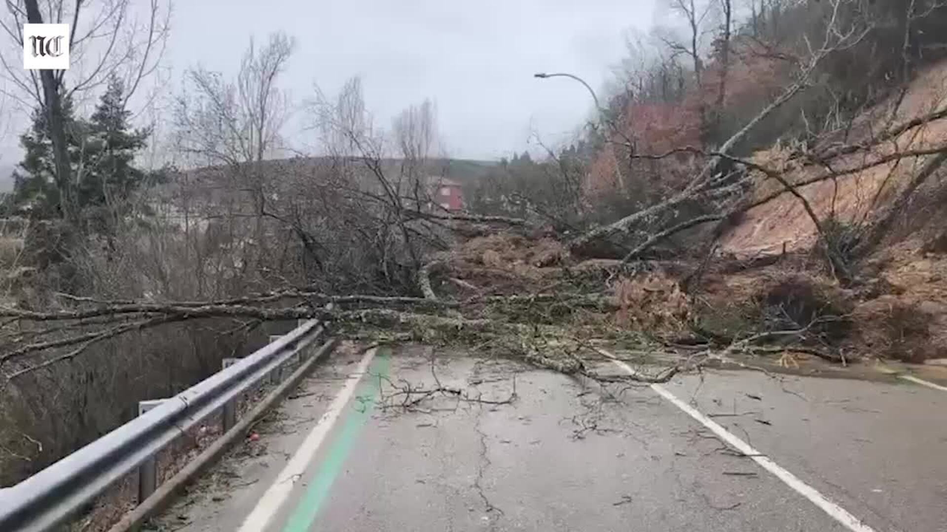 El deslizamiento de un talud de tierra corta la carretera en Guardo ...