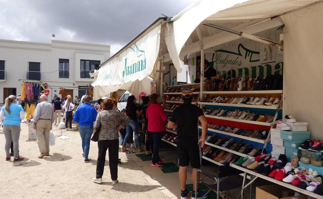 El mercadillo semanal de los jueves recupera el pulso y reúne a 36 ...