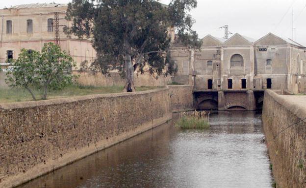 Los bomberos de Badajoz rescatan a un joven en el canal de los Ayala | Hoy Los bomberos de Badajoz rescatan a un joven en el canal de los Ayala | Hoy