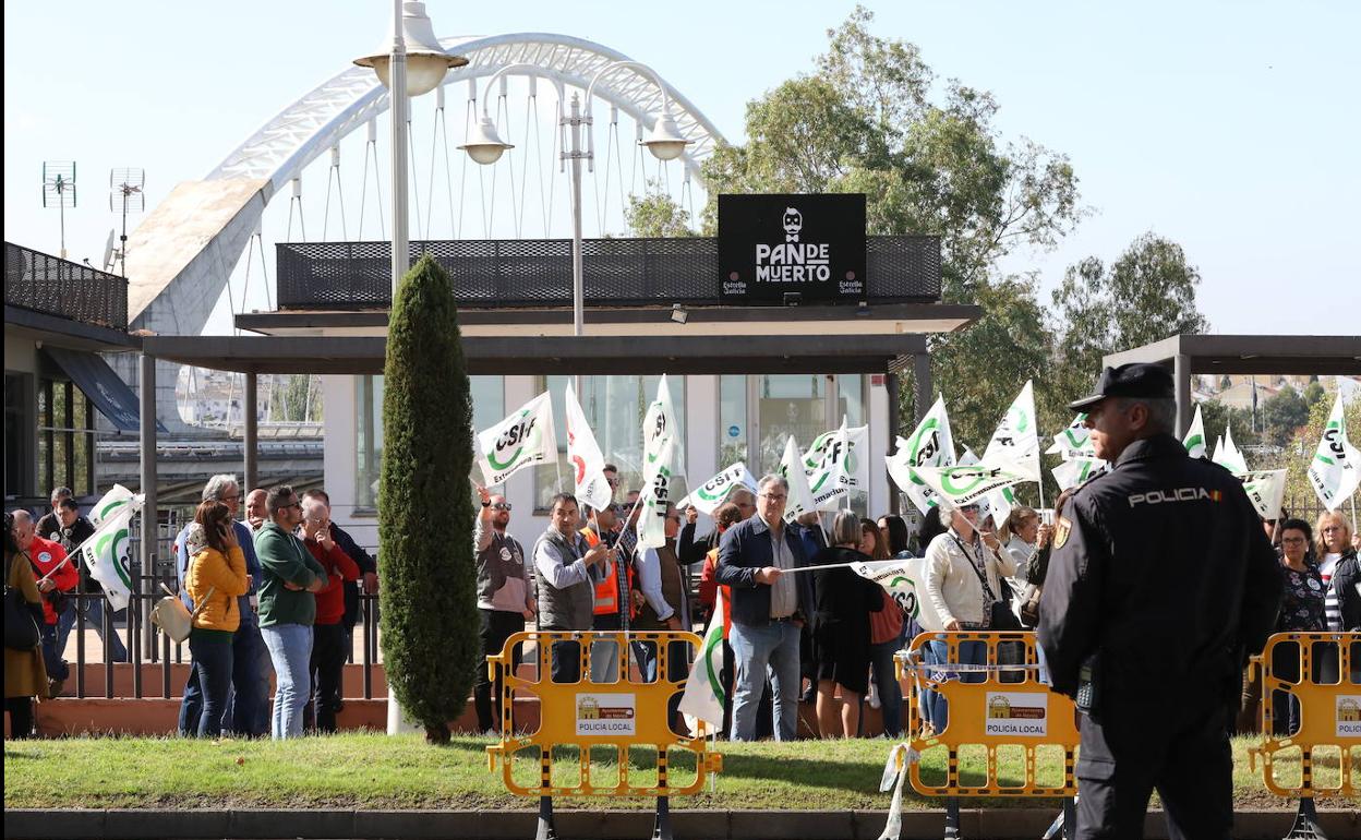 Trabajadores de Ambulancias Tenorio piden a Fernández Vara que escuche ...