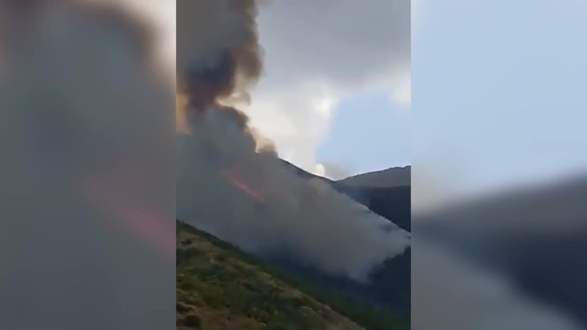 Los bomberos luchan contra un incendio provocado por un rayo cerca de ...