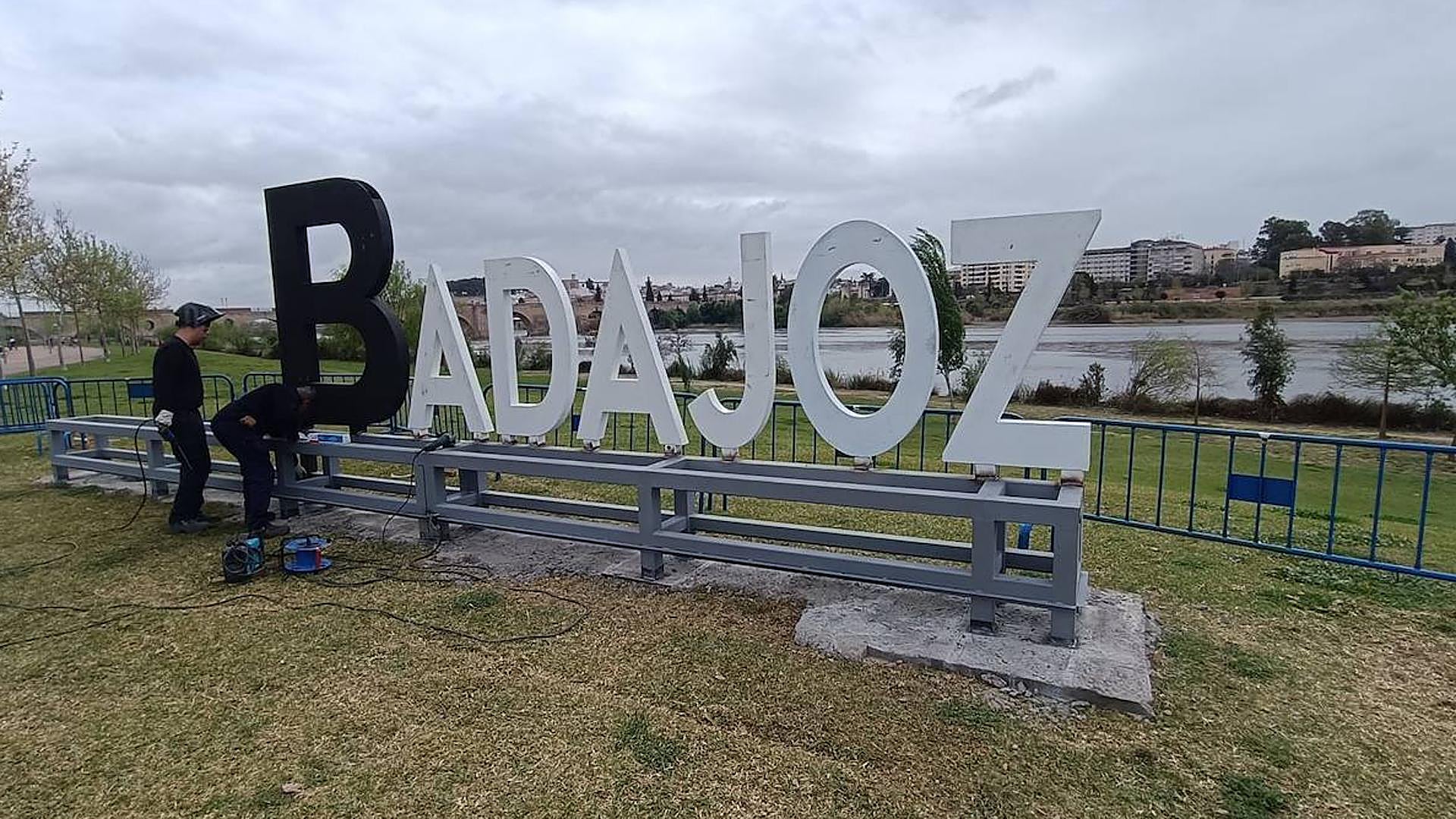 Hacerse una foto con las letras de Badajoz, nuevo reclamo turístico | Hoy