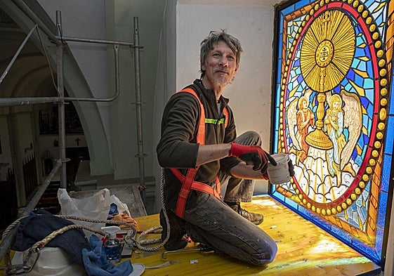 El convento de las Descalzas de Badajoz estrena una vidriera de Peter ...