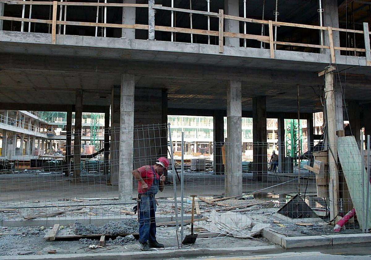 Los constructores piden «controlar» el teletrabajo de los funcionarios por las demoras en las ...