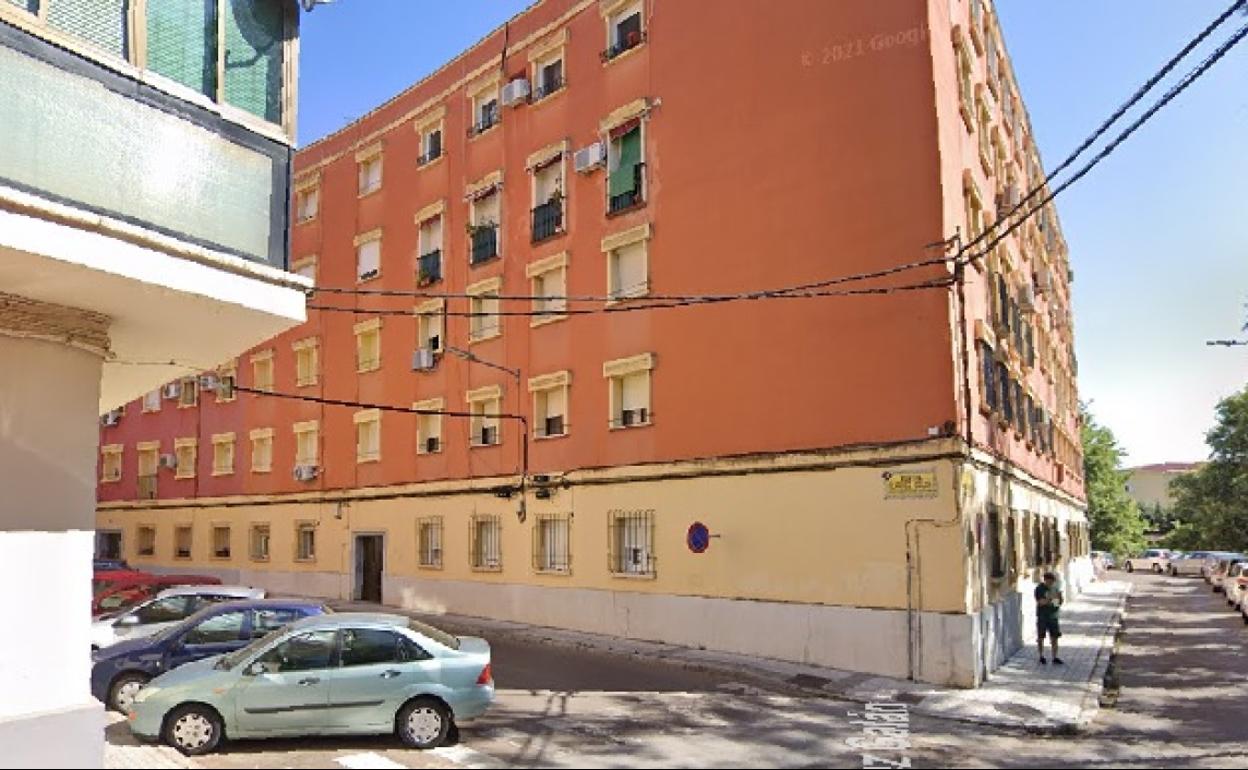 Un hombre muere tras precipitarse desde un piso en la calle Tierra de Barros de Badajoz | Hoy