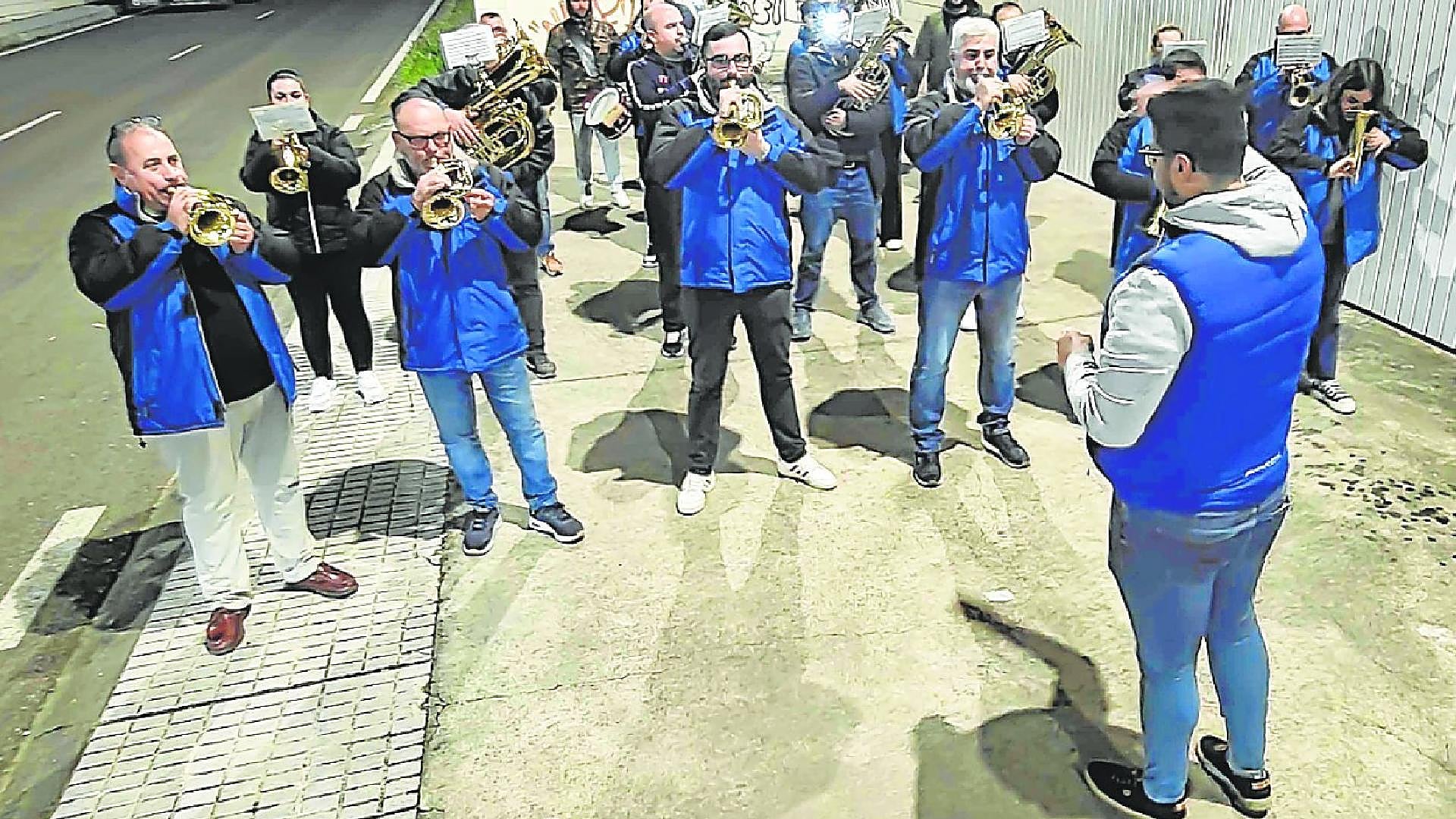 A la procesión con un instrumento de guerra | Hoy