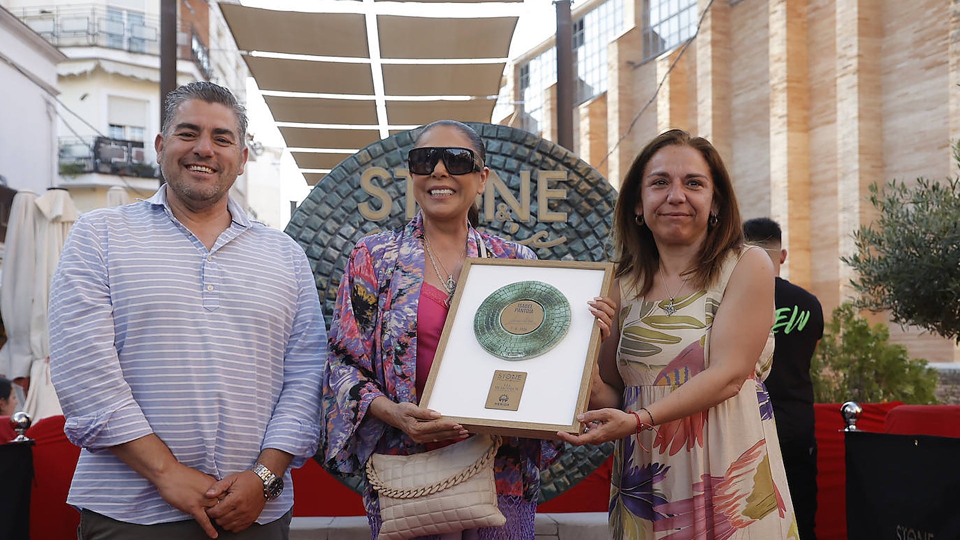 El Stone esconde a Isabel Pantoja en el acto del vinilo del paseo de ...