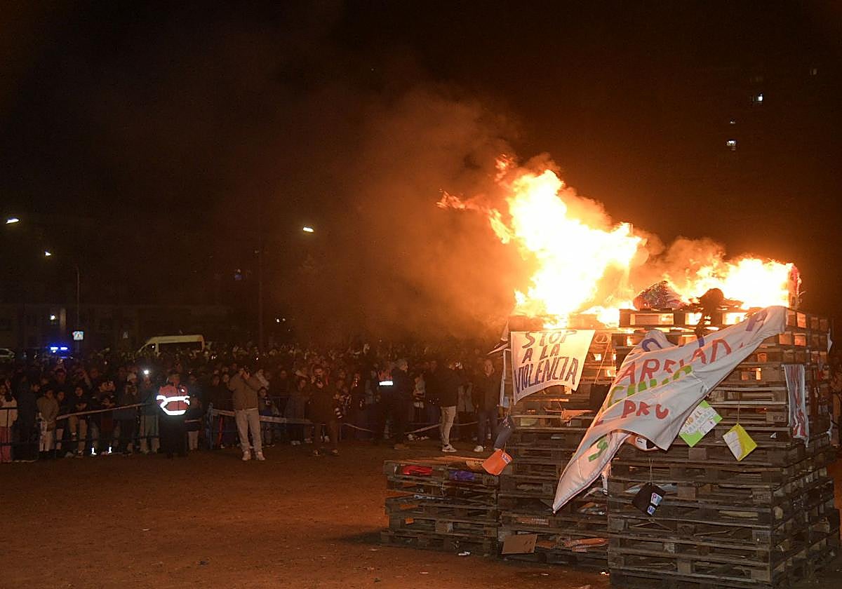 Las Candelas de la Margen Derecha queman «lo malo» y abren el programa ...